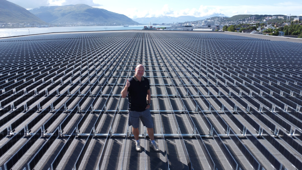 Verdens største takmonterte vertikale solcelleanlegg levert til Tromsø ...